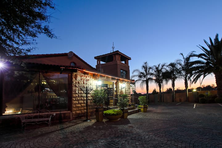Elegant Tuscan Escape With Restaurant In Pretoria - Pretoria