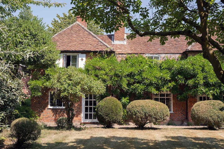 5 Bed Buckinghamshire Farmhouse | Parking - Windsor