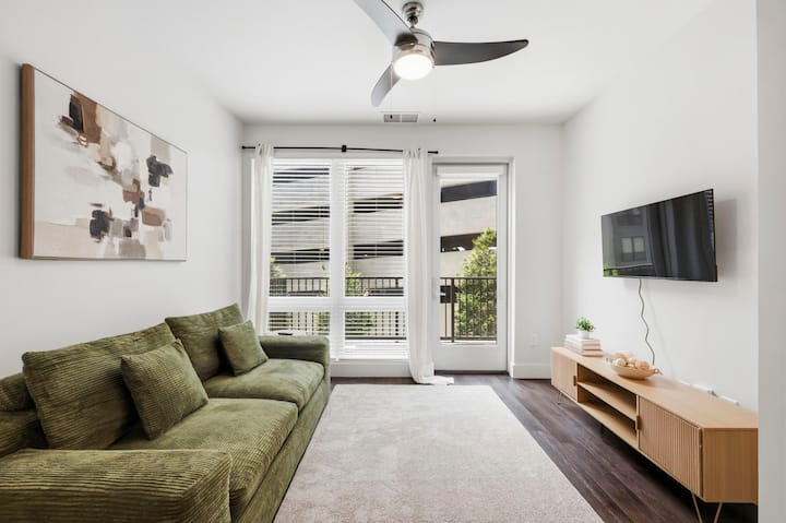 Modern West Midtown Retreat | Balcony, Pool & Gym - Atlanta, GA