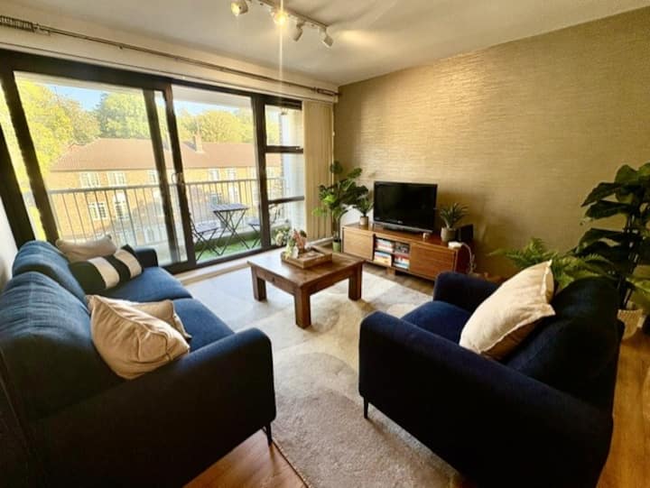Decorated, Free Parking & 2 Min Walk To Station - Surbiton