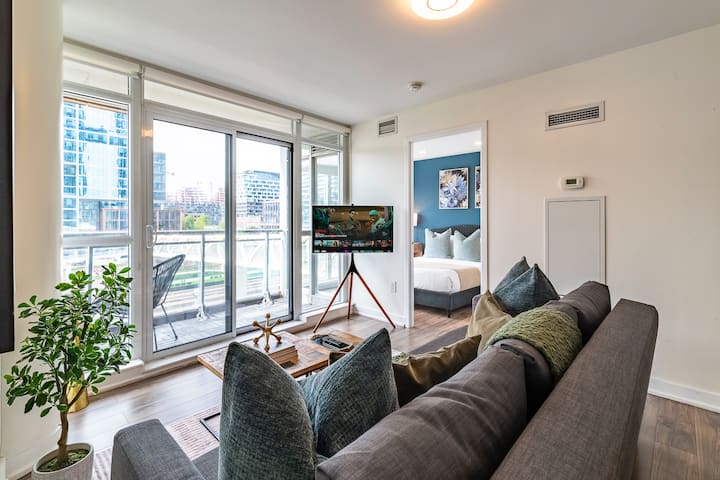 Spacious 3br Downtown Condo With Free Parking - Toronto