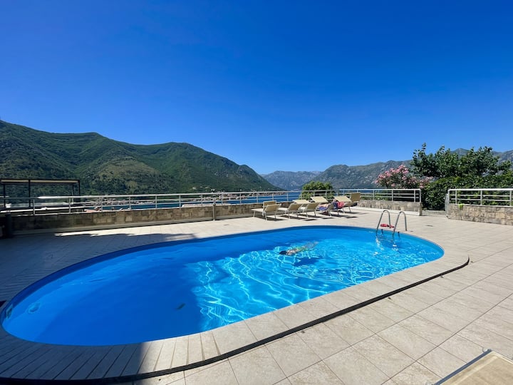 3-bedroom Bay View With Jacuzzi And Pool - Kotor