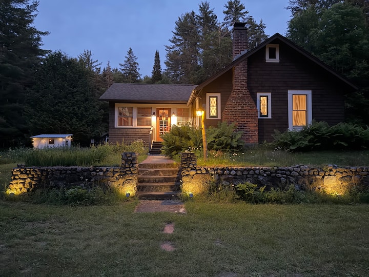 High Peaks Cottage. Outdoor Cedar Shower & Hot Tub - Saranac Lake, NY