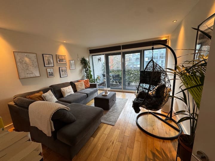Modern Flat W. Balcony In Angel Near King's Cross - London, UK