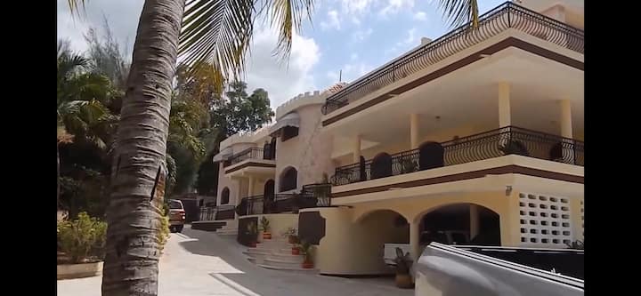 Palace Estate Mansion On Delmas - Port-au-Prince