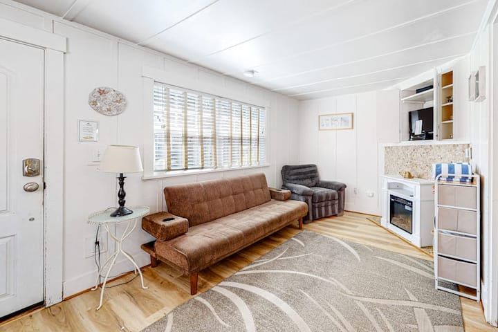 Colorful 1br Dog Friendly | Patio - Cannon Beach, OR