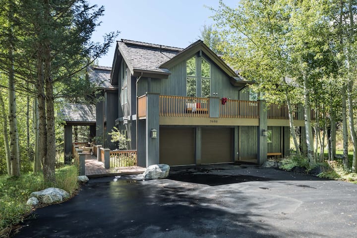 Mountain Home W/ Private Hot Tub & Garage - Jackson Hole, Wyoming