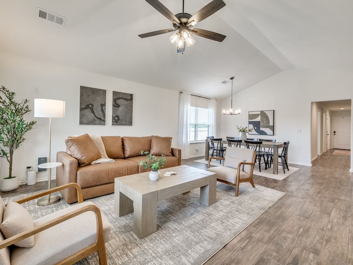 4br Home, Broken Arrow | Extended & Monthly Stays - Broken Arrow, OK