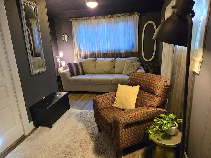 Queen Bed - Artsy, Trendy, Fun Apartment Space - Crows Nest, IN