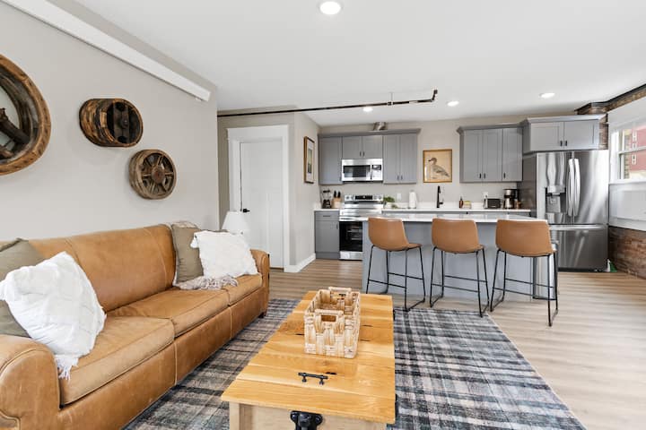 Historic Brownstone Apartment, Heirloom Vacations - Duluth, MN