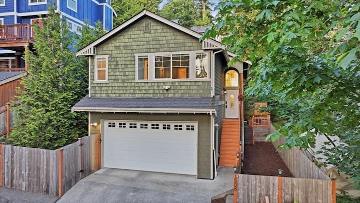 Lake & Mountain Views | Private Year-round Yard - Redmond, WA