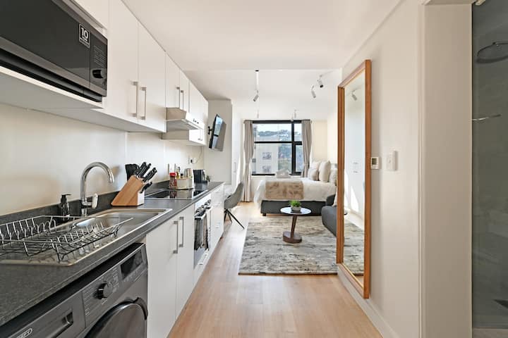 Stylish Tokyo Studio With Pool, Gym & Fast Wi-fi - Cape Town