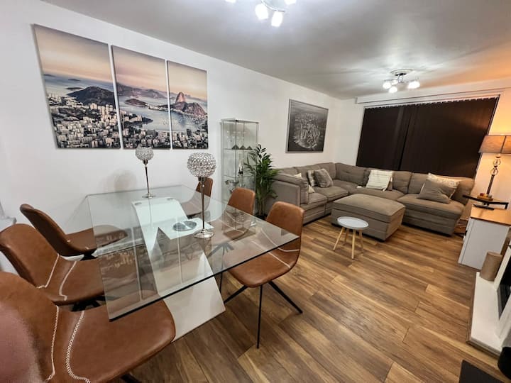 Comfortable 5 Br House In Leeds - Bradford
