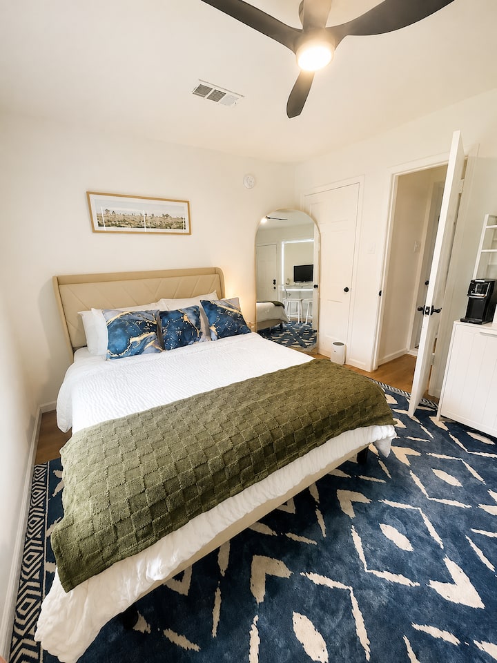 Private Suite Near Downtown, East End, & Hobby - Houston, TX