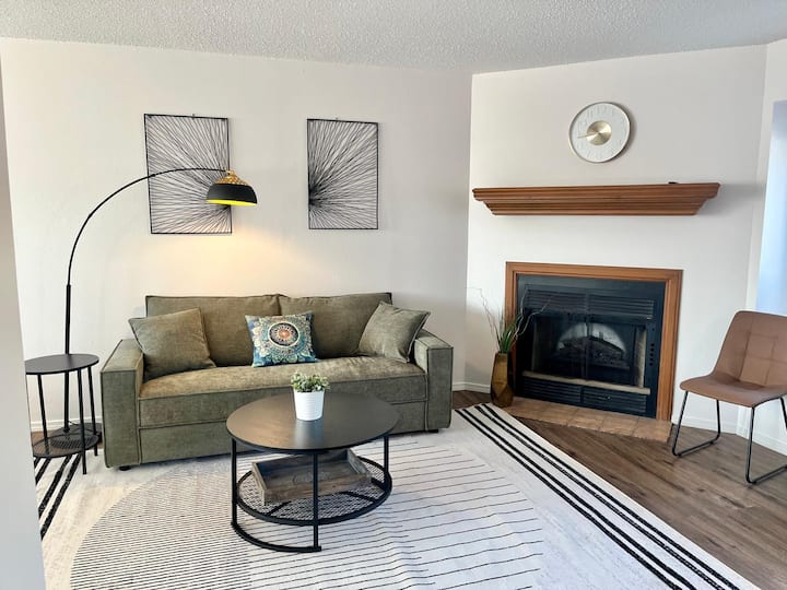 3/1.5, King Bed, Fireplace, Pool, Parking, Pets Ok - Springfield, MO