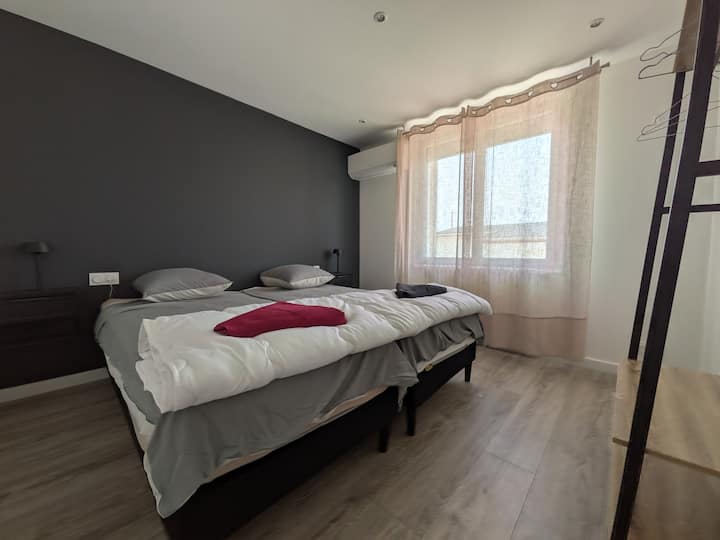 Chambre Confortable Avec Parure De Lit - Pornic