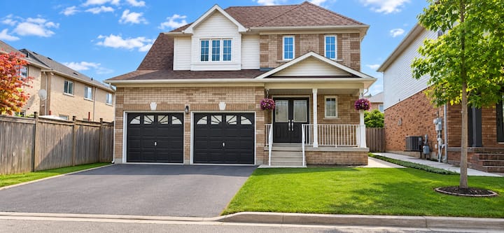 Brampton House|3 Br, 9 Sleep | Near Pearson - Brampton