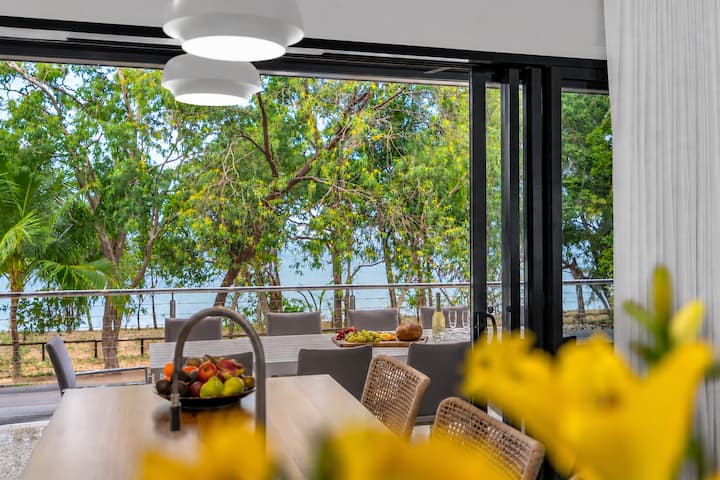 Beachfront Reef Gallery Retreat - Australia