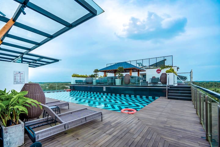 Mile 03 Lux 2 Br |
Kochi Airport Roof Top Pool! - Kochi, India