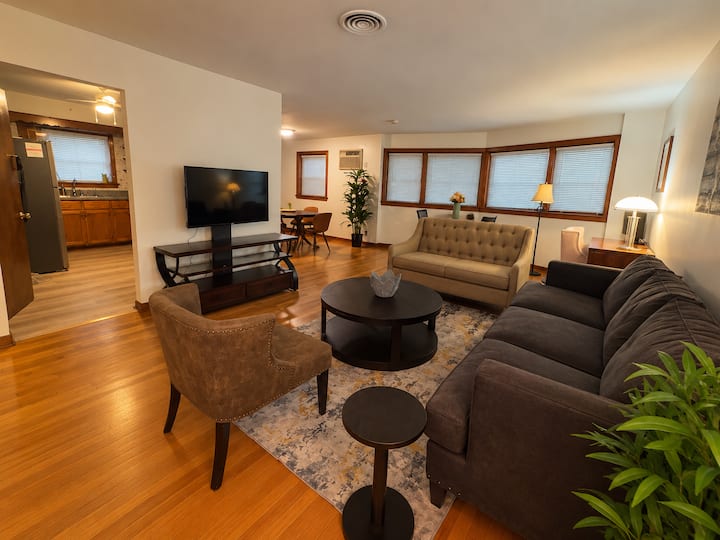 Spacious Oak Park Hideaway | Work + Relax - Oak Park, IL