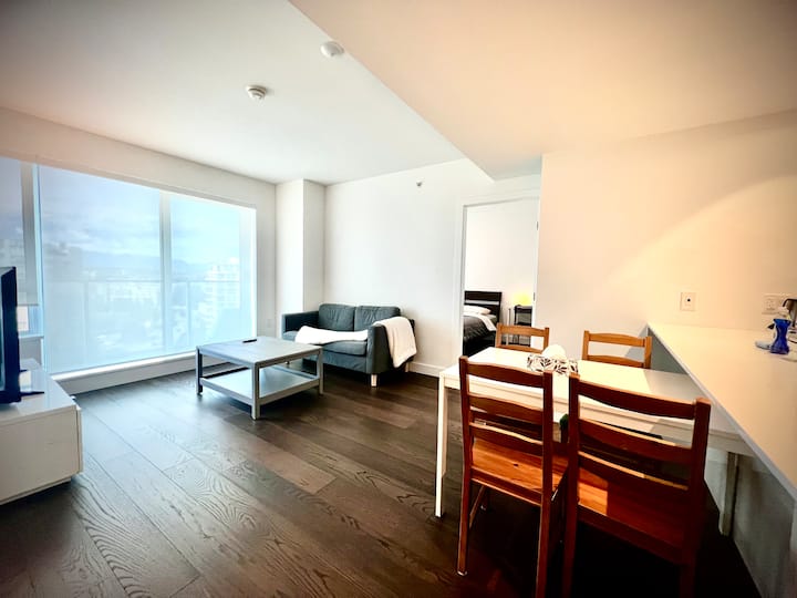 Modern Luxury 2b2b Condo In The Heart Of Metrotown - Burnaby