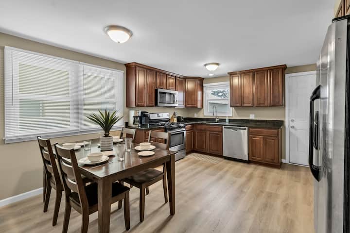 3 Bedroom, King Size Bed, 1.5 Bath - Lancaster, NY