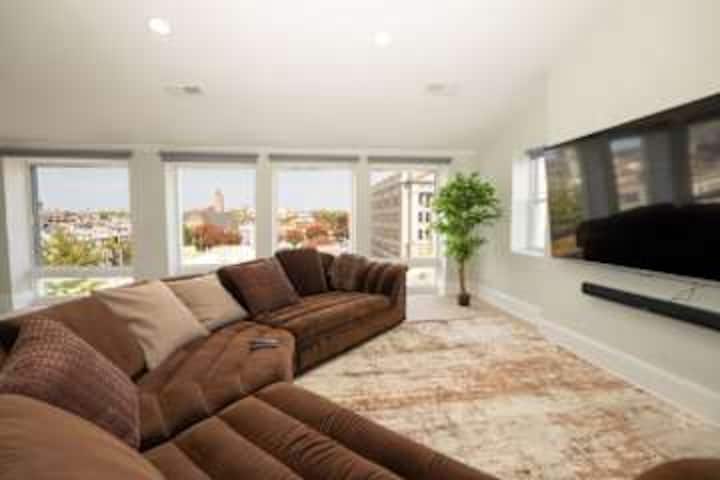 Spacious 8br/6ba Downtown Penthouse Home/parking - Baltimore, MD