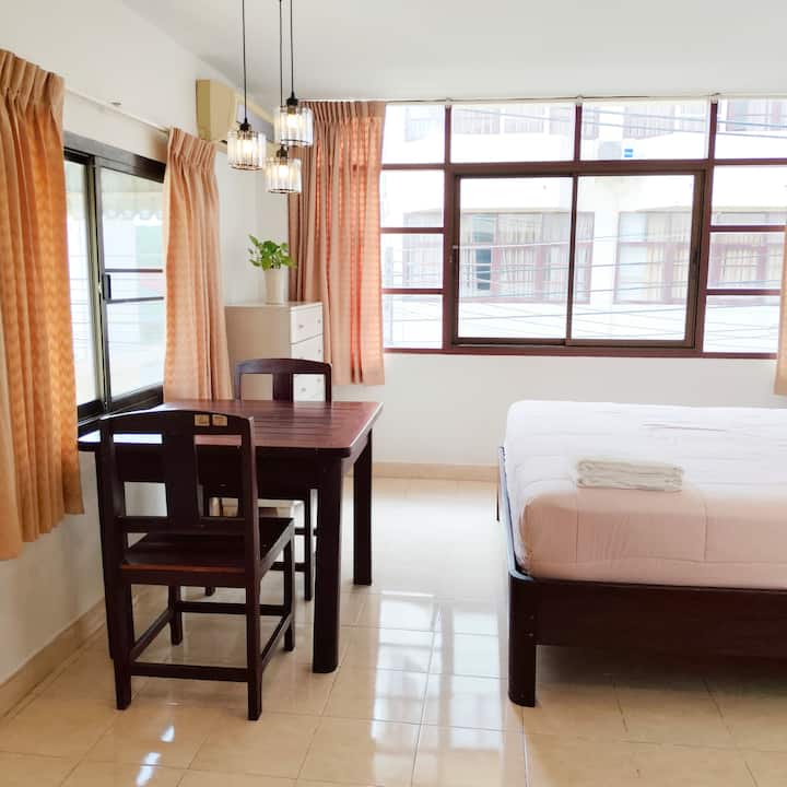 Deluxe King With Dining Space | Walk To Beach - 華欣
