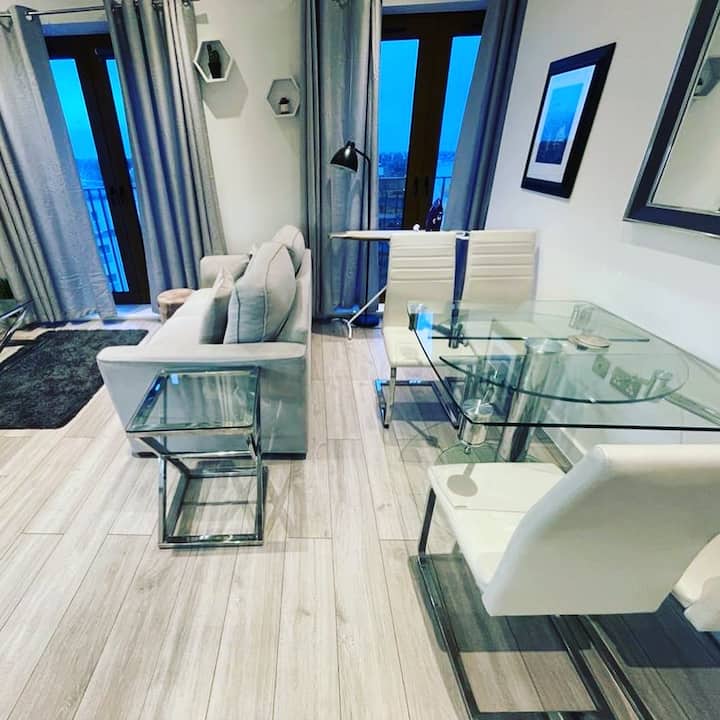 Stylish 2 Bed 2 Bath Centrally Located & Spacious - Saint Albans