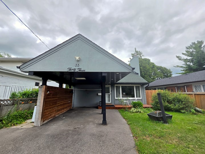 Spacious Toronto Home Near Transit, 3 Br, Sleeps 8 - Toronto