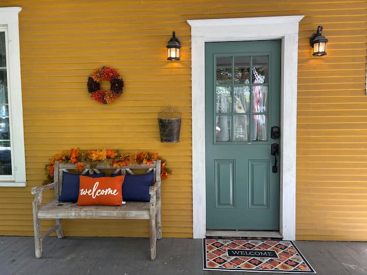 The Yellow Victorian House, With Hot Tub - Kalispell, MT