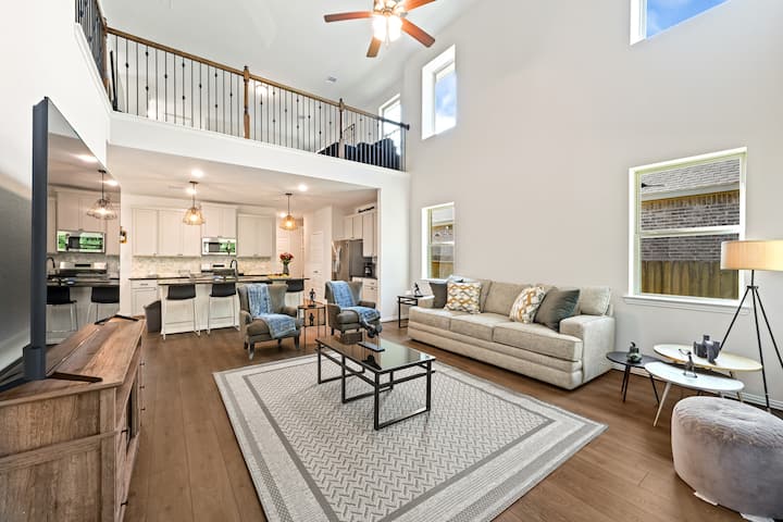 New Luxury 4br/3.5ba | Peaceful Forest Retreat - Willis, TX