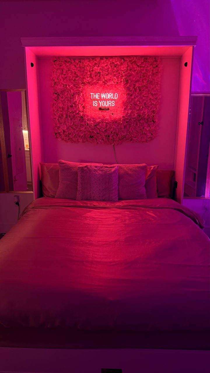 Chic Pink Retreat | Workspace + W/d | Long Stays - 達拉斯