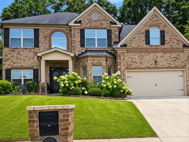 Southern Charm Oasis | Hot Tub & Magical Garden - Lithonia