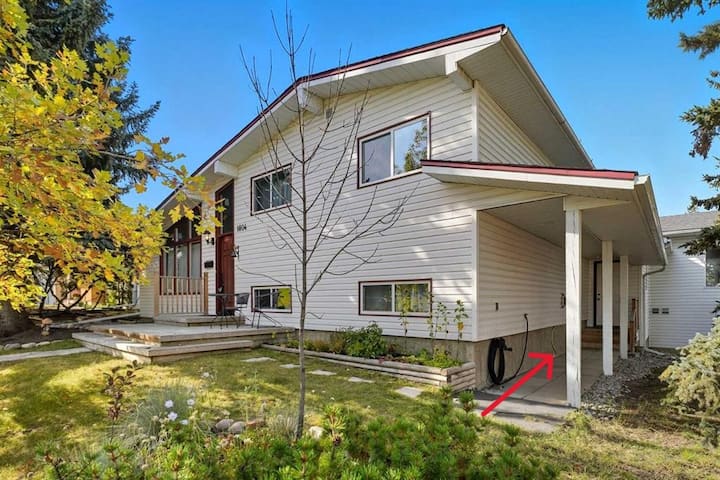Courtney & Matt's Guesthouse - Calgary