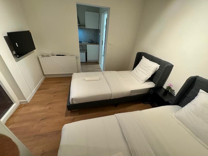 Studio Avec 2 Lits Kitchenette 5 Min Aéroport - Charleroi
