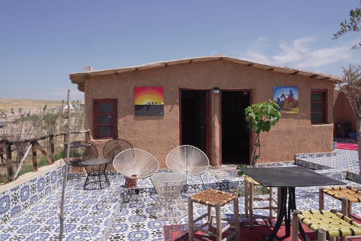 Agafay Desert Rooms Lined Along A Panoramic Road. - Agafay