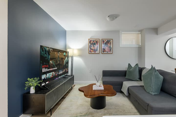 Urban Chic Getaway In Lansdowne Comfort N Style - Toronto