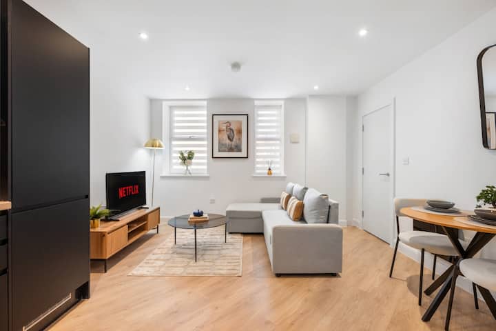 Andover Suite Grand | Sleeps 4 | 1 Bedroom - Andover