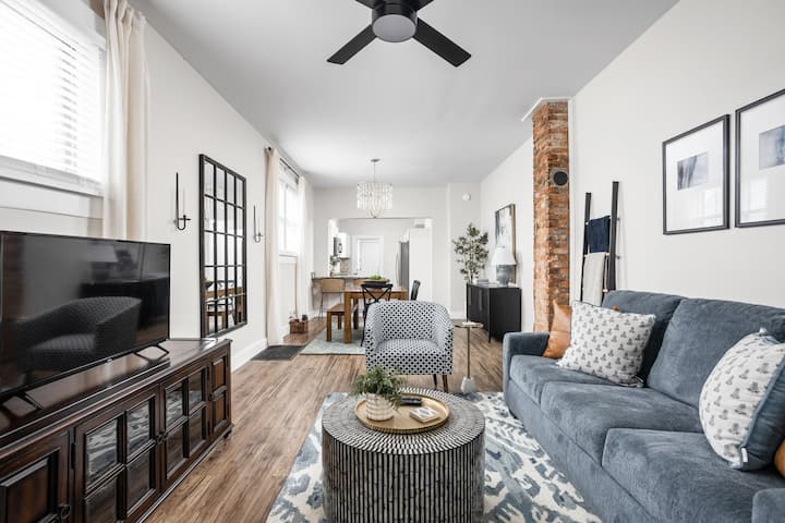 Charming Sapphire Retreat - Indianapolis, IN