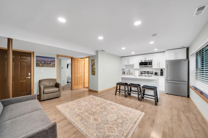 Stylish & Remodeled Near Uni Of Chicago + Parking - Gresham - Chicago