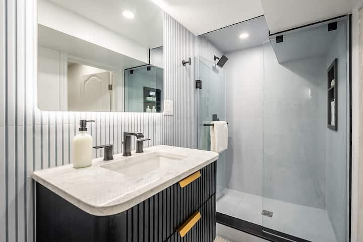 Bright & Modern Private Suite - Markham