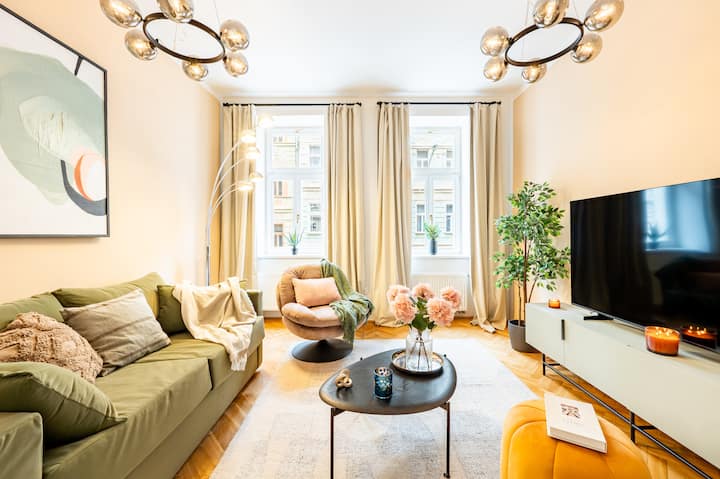 3bdr Apt. W/ Workspace & 65" Tv  Top Location - Prague