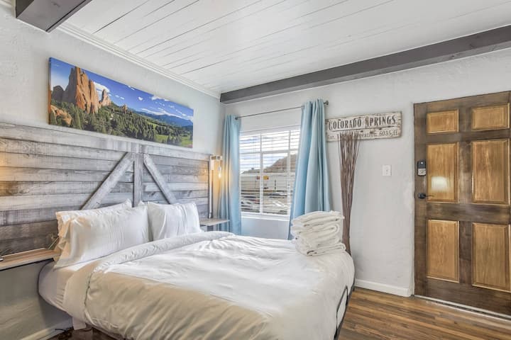 Pet-friendly Meadow Room Near Garden Of The Gods - Colorado Springs, CO