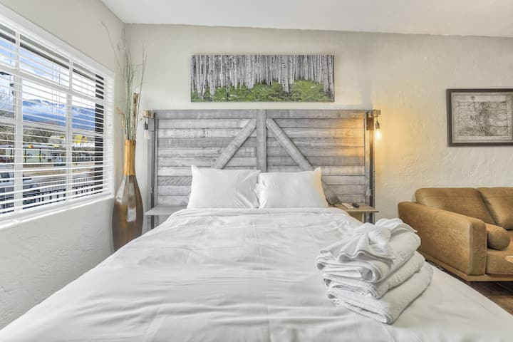 Pet-friendly Juniper Room Near Garden Of The Gods - Colorado Springs, CO