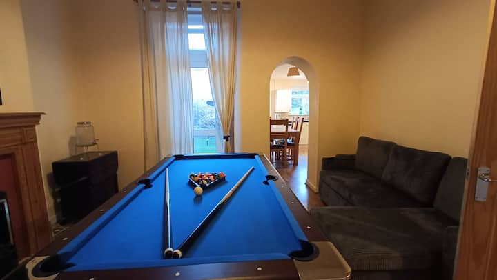 Iconic Space - No1 Central Hot Tub & Pool Table - Cardiff