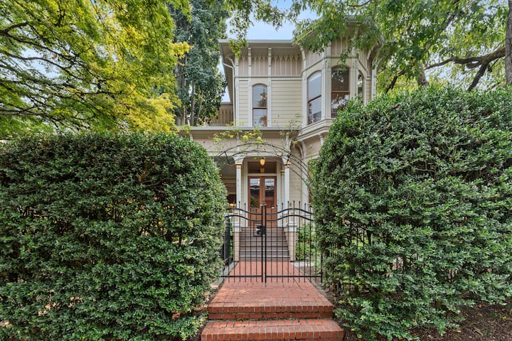 The Bowie | Historic 3br + Private Hot Tub - Portland, OR