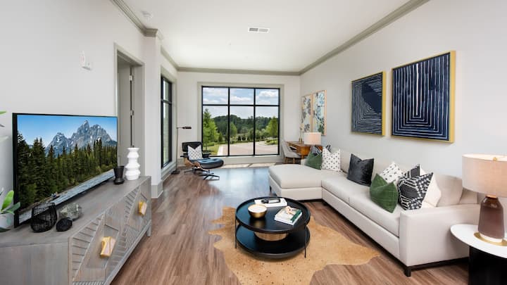 The Urban Escape (Resort Amenities Included) - Kennesaw, GA