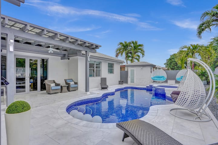 Luxury Miami Pool Home W/ Spa, Outdoor Kitchen - Miami Lakes, FL