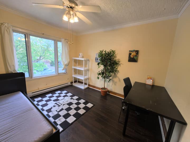 2 Bdrs Nr. Metro St-michel/ 7 Km To Dt/1 Parking - Montreal